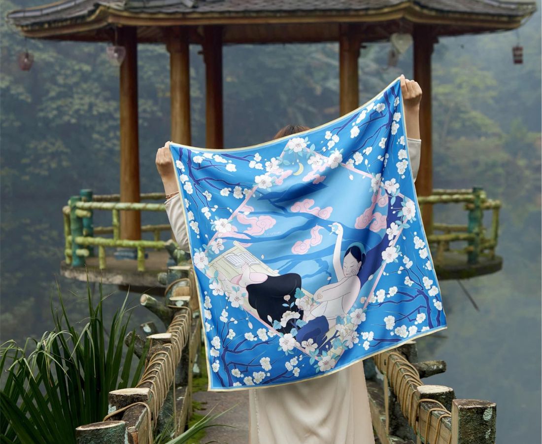 Khăn lụa vuông xanh Nữ sĩ Hồ Xuân Hương ( Kt 60*60cm :549,000)